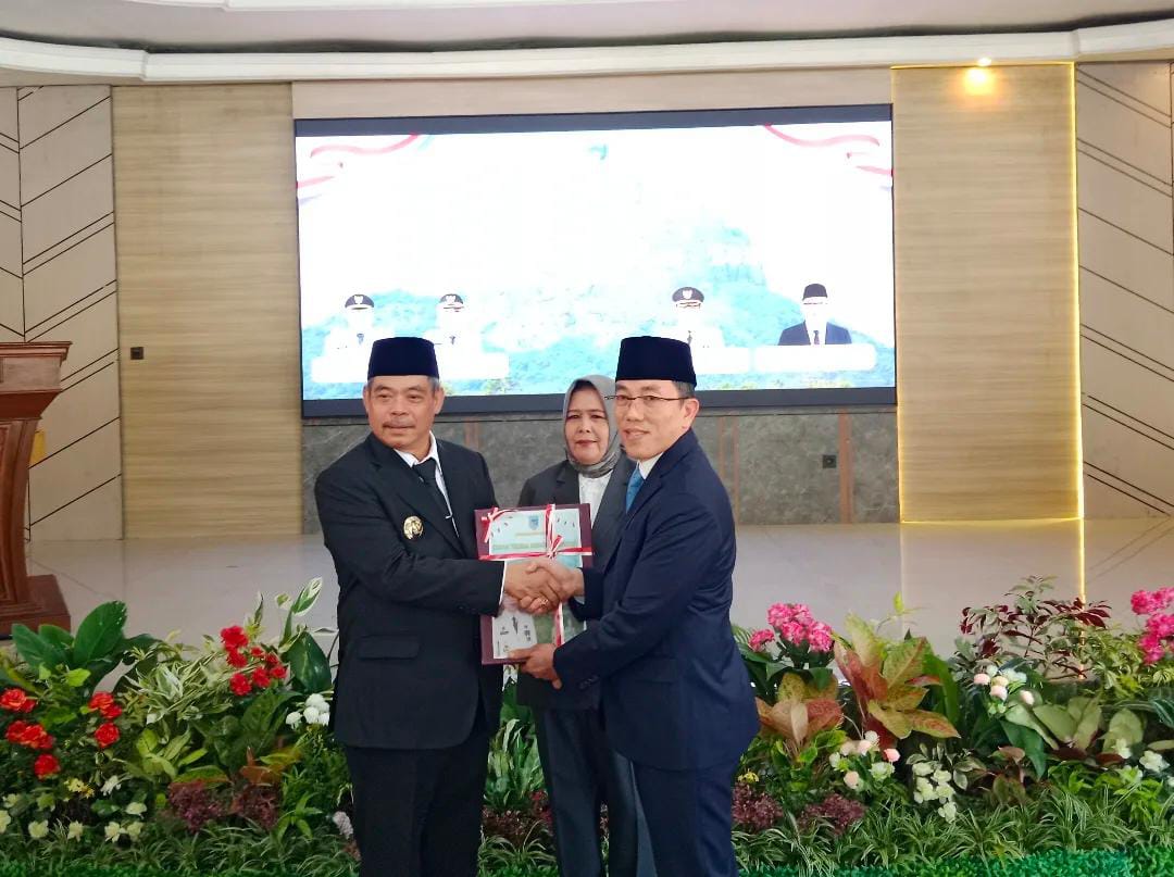 SERTIJAB DARI PJ BUPATI LAHAT KEPADA BUPATI DAN WAKIL BUPATI TERPILIH PERIODE 2025-2030 - Lensa ...